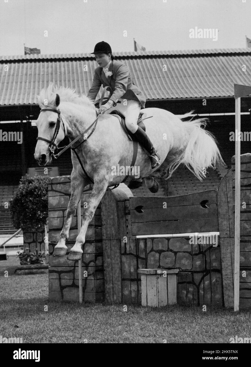 1955 International Horse Show -- Miss Pat Smythe on her horse "Tosca ...