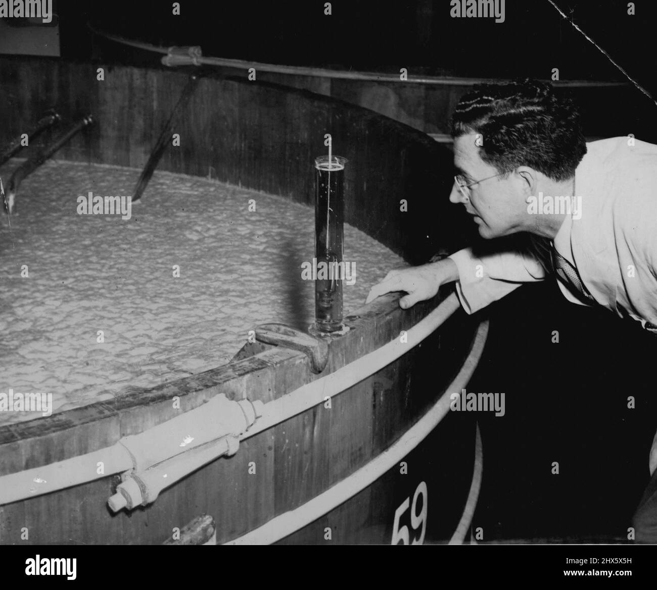 Toohey's brewery scientist, W. Graham is studying fermentation in a ...