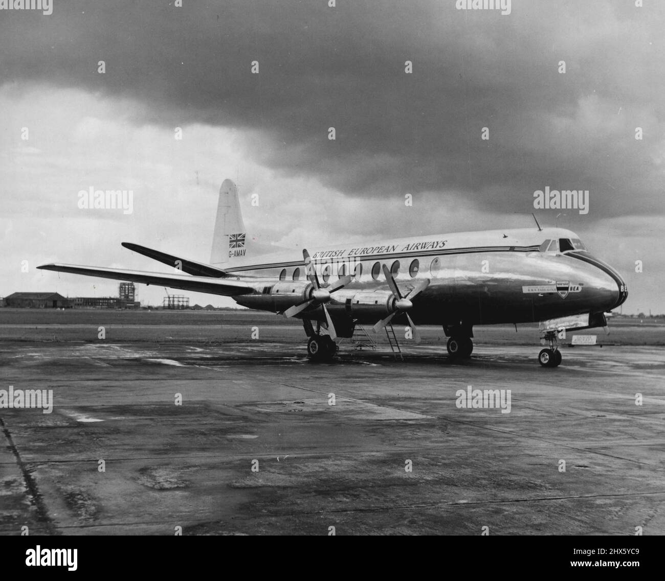 Air crew and airport and historical hi-res stock photography and images ...