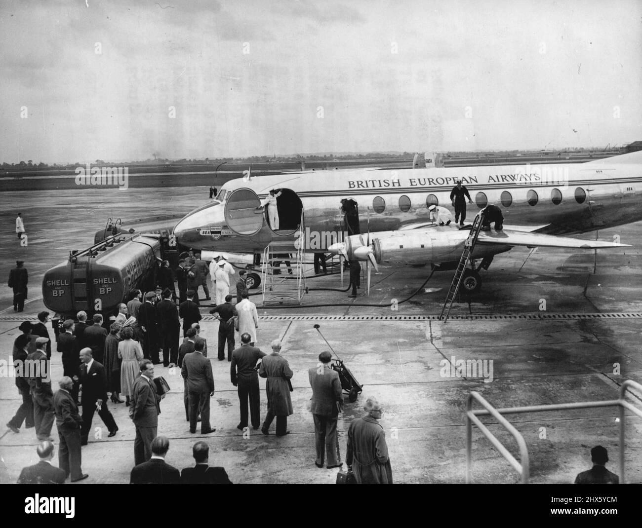 Bea's Air Race Entry In Refuelling Demonstration -- A demonstration of ...
