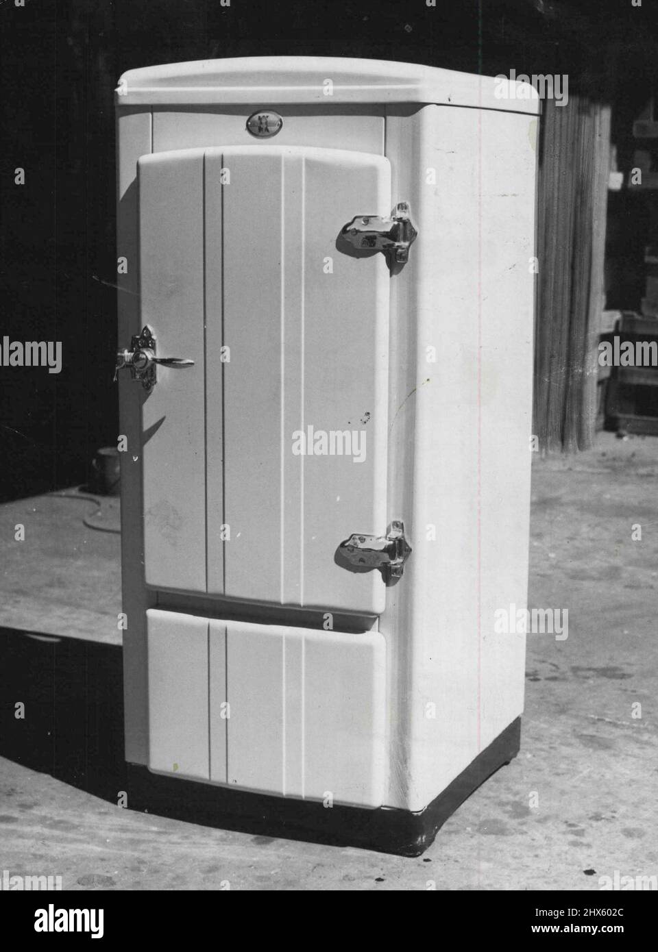 The Silent Knight deluxe family size refrigerator. Silent Knight deluxe ...