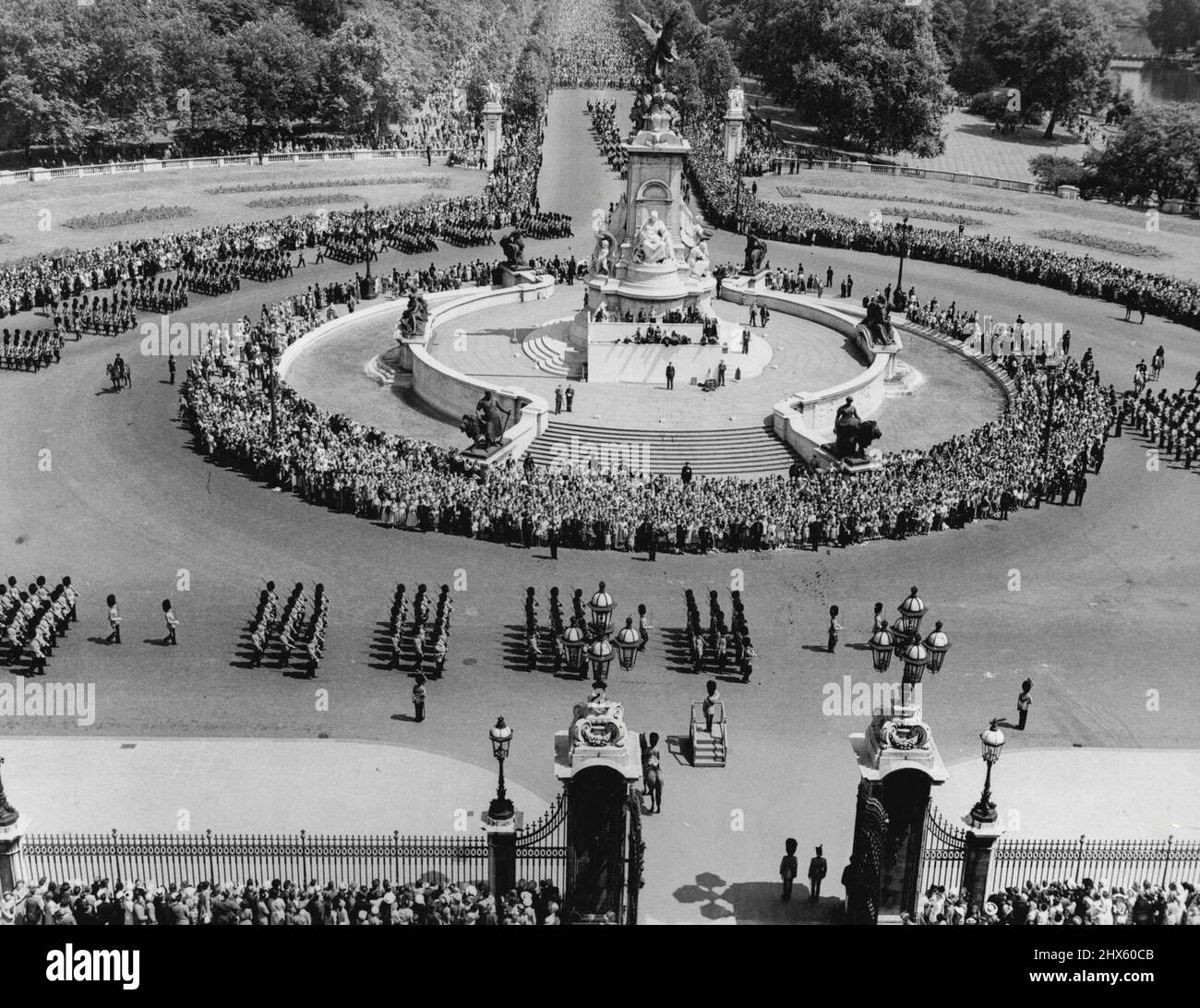 Buckingham palace roof hi-res stock photography and images - Alamy