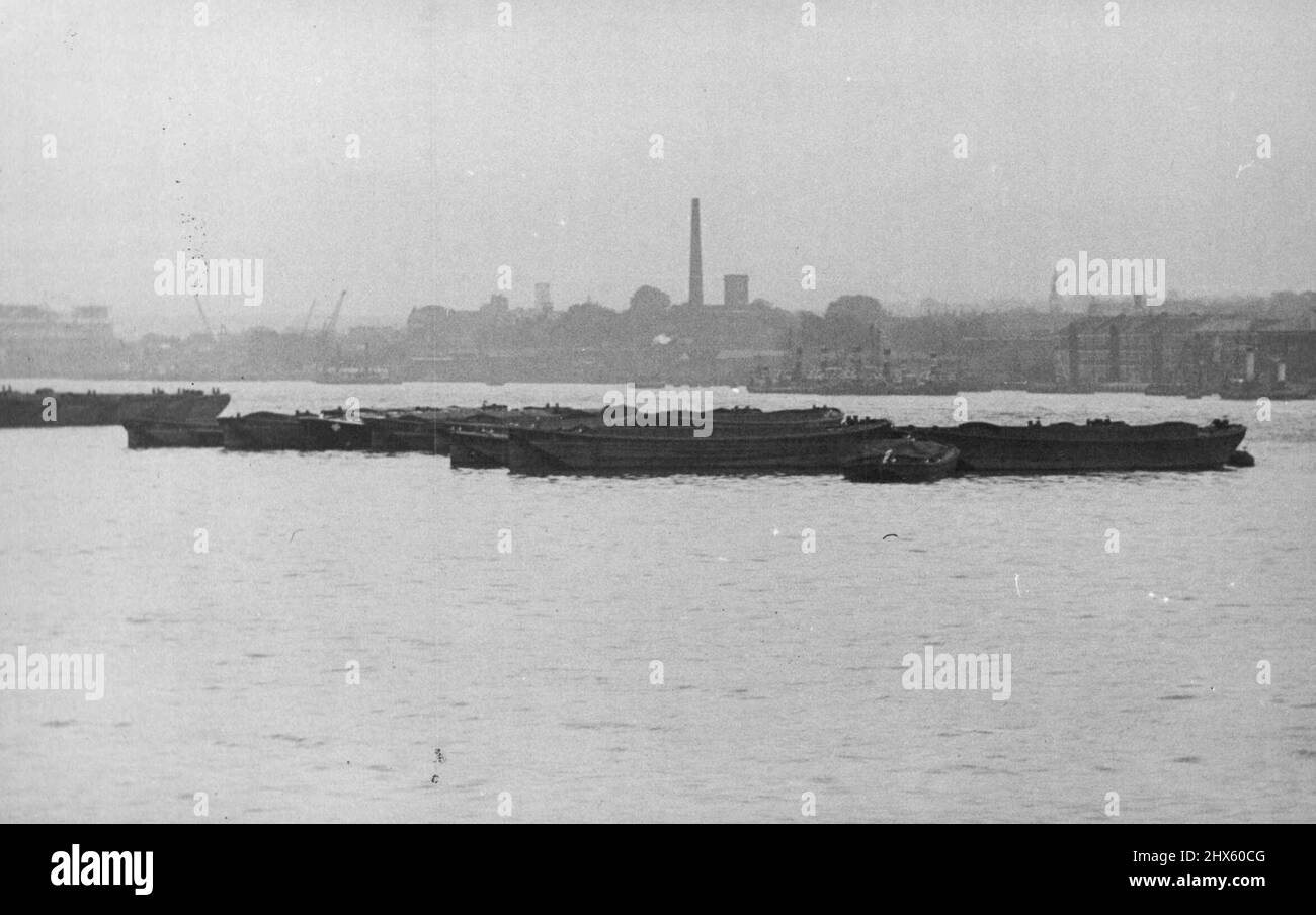 The Pool Of London Is Still - The pool of London, usually the scene of ...