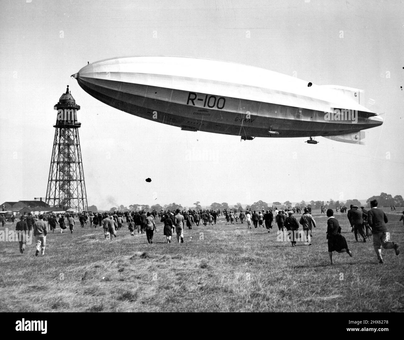 407D R.100 - English Dirigible - Aviation. January 1, 1949. (Photo by ...