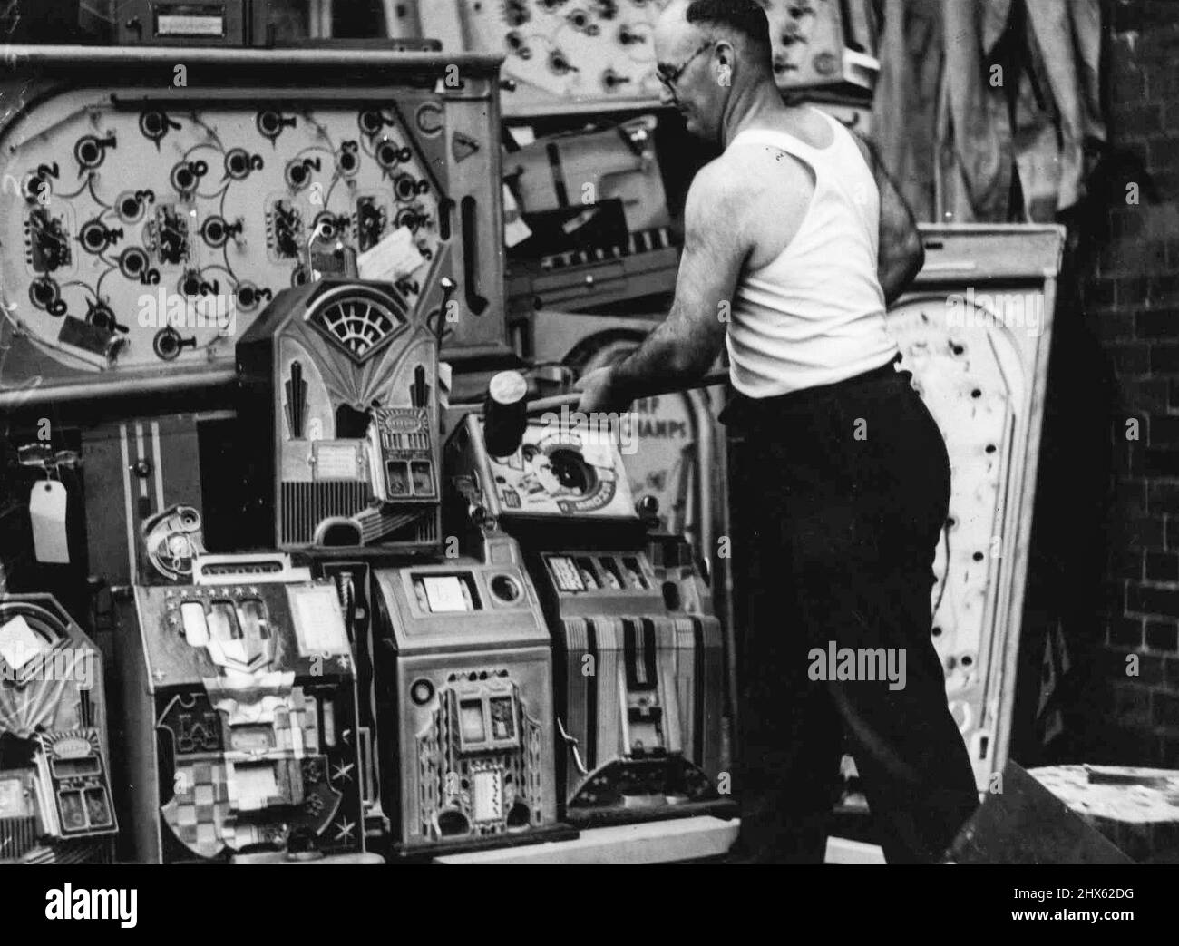 Vintage slot machines hi-res stock photography and images - Alamy