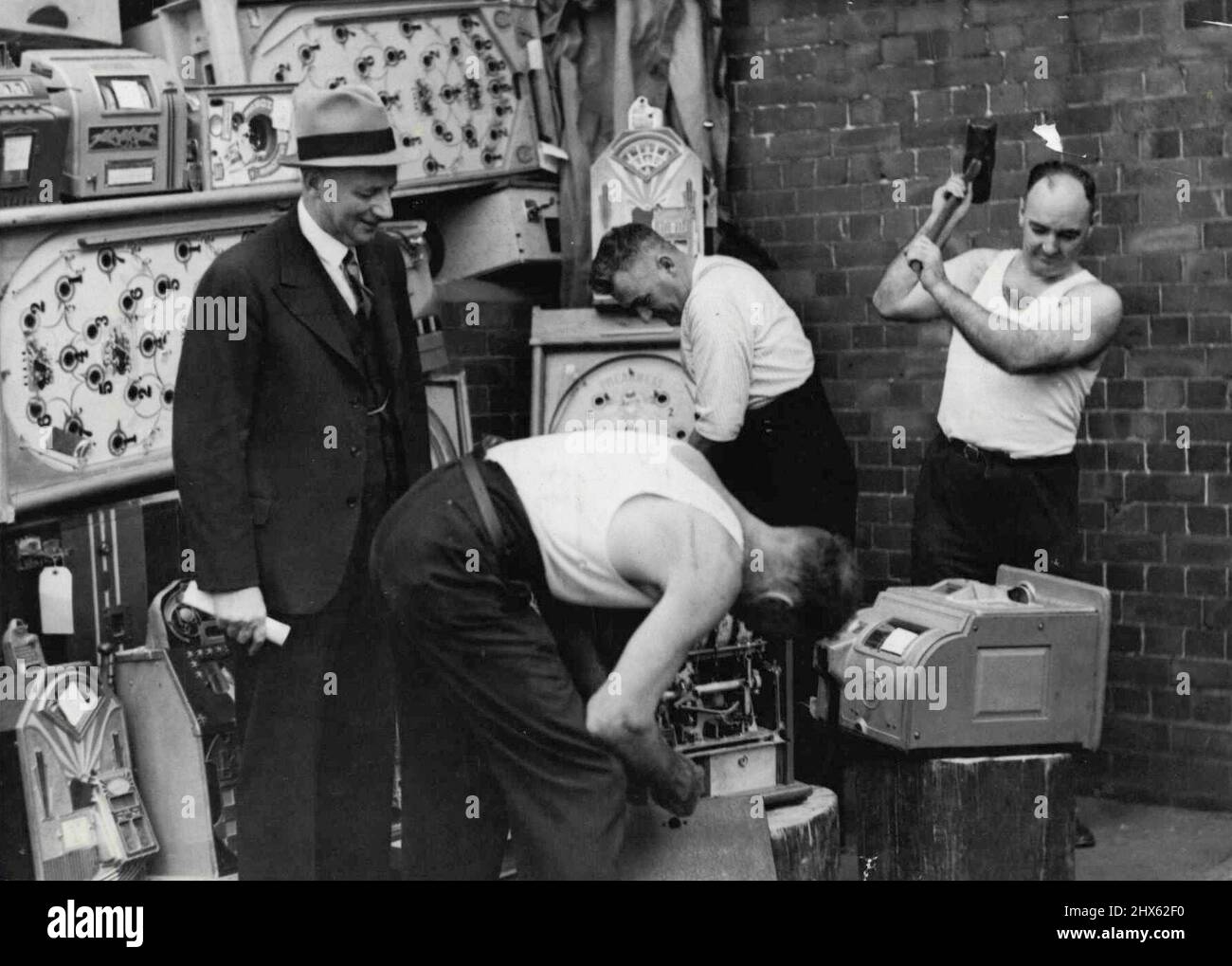 Vintage slot machines hi-res stock photography and images - Alamy