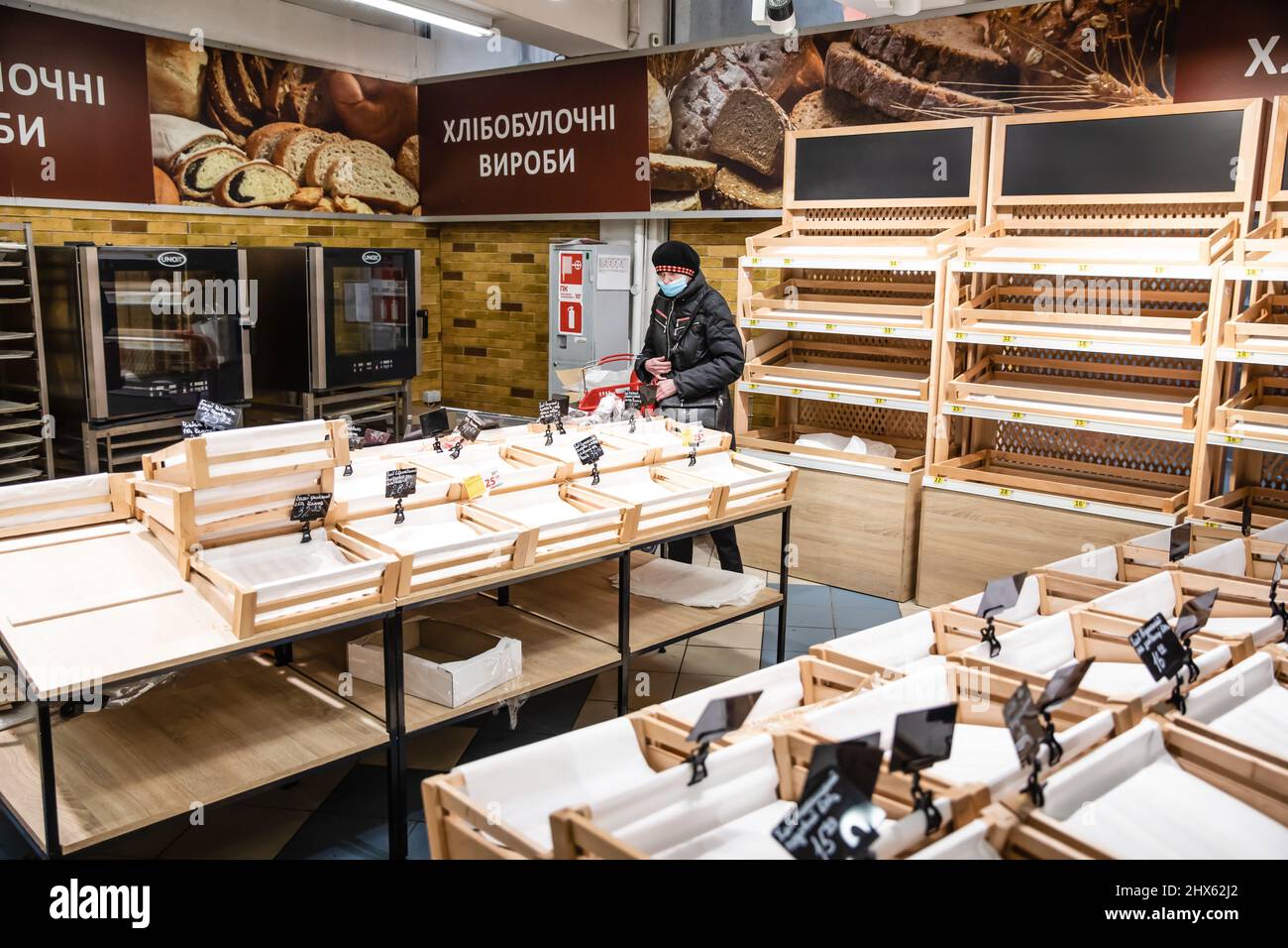 Empty shelves in russia supermarket hi-res stock photography and images ...