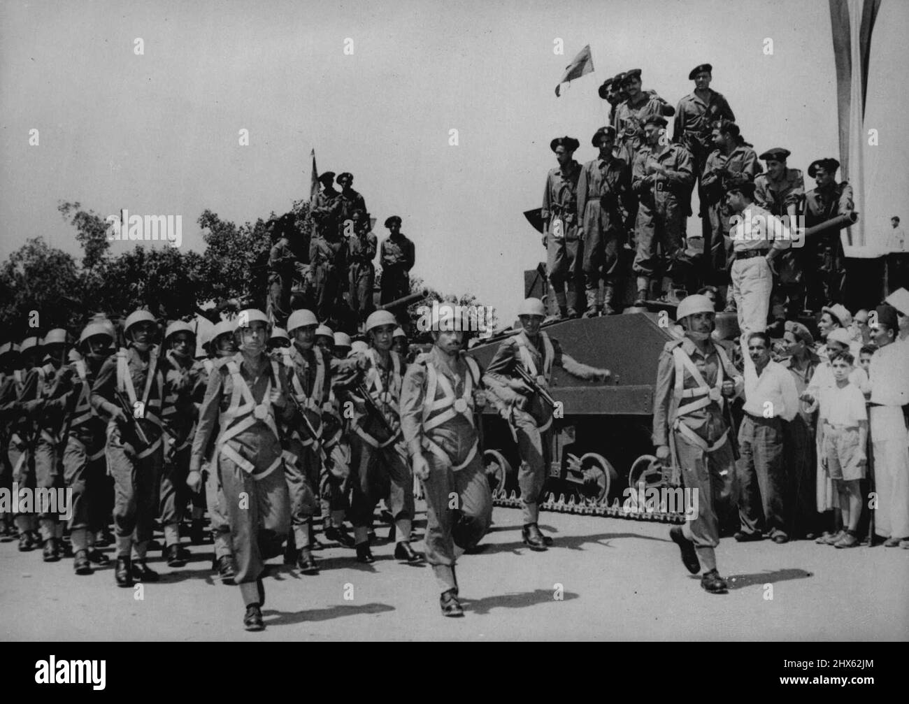 Paratroopers March In Egyptian Liberation Day Parade Egypt's paratroop ...