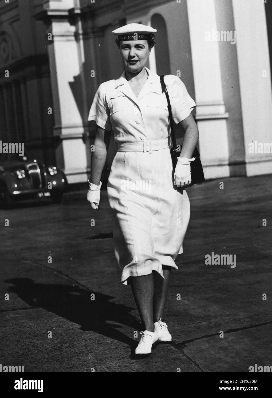 WRAN Valerie Casey, in the WRAN moygashel linen summer uniform ...