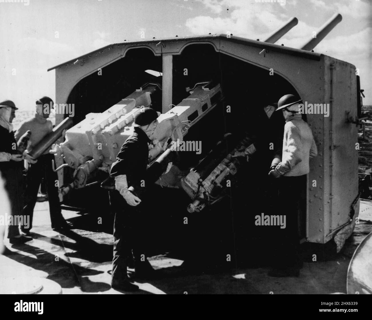 The Australian destroyer HMAS "Norman"'s 4.7 guns and the crew in ...