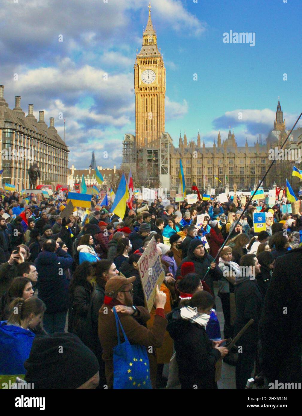 Ukraine war demonstration london hi-res stock photography and images ...