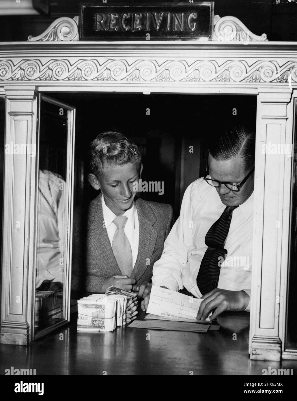 Bank teller vintage hi-res stock photography and images - Alamy