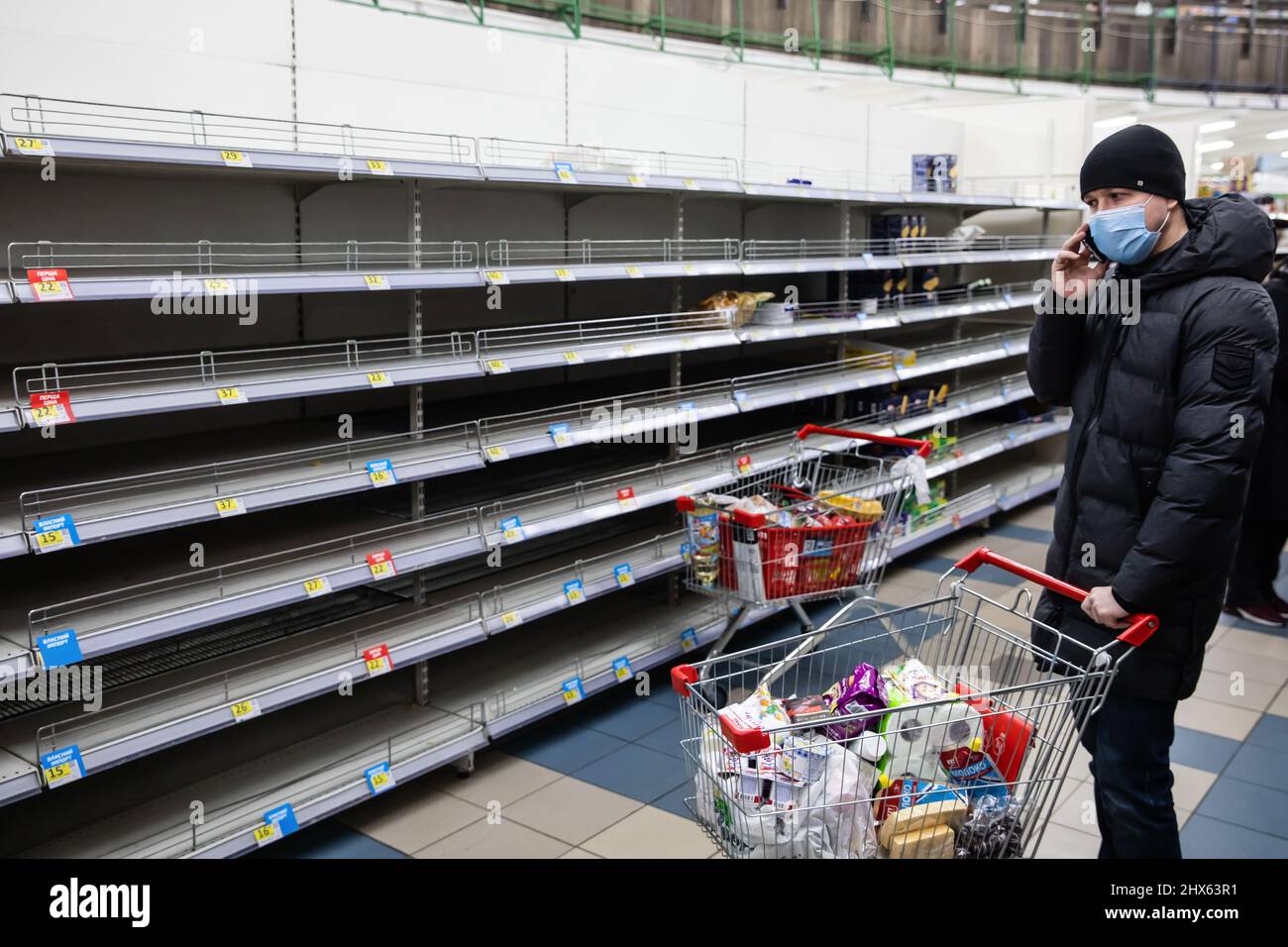 Empty shelves in russia supermarket hi-res stock photography and images ...