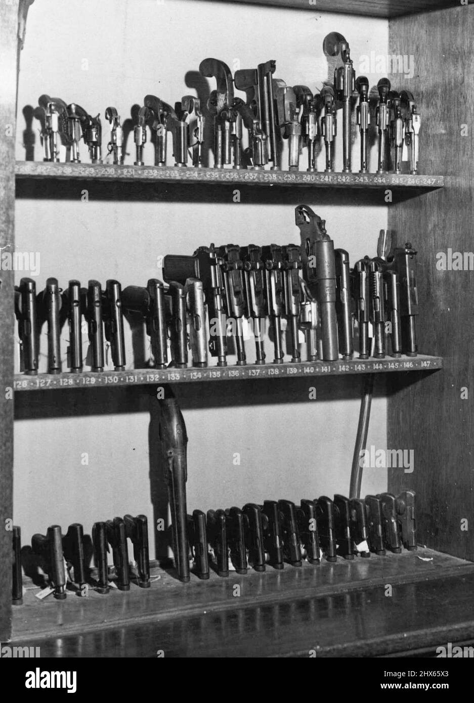 Misc.-Weapons-Revolvers & Pistols. October 22, 1940 Stock Photo - Alamy