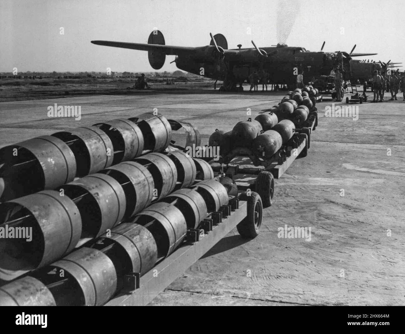 89C - Loading Bombs And Ammunition - Bombing Crew At Work, Gunners Etc ...