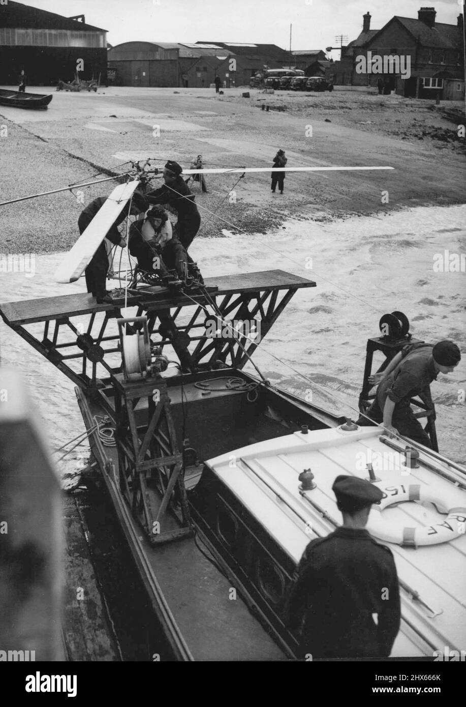British Test German Gyro Kite - Rar Riggers make final Adjustments ...
