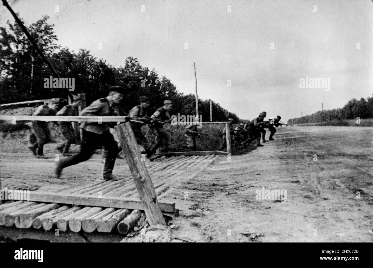 Russian Theatre Of War -- Red Army men who captured Orel press their ...