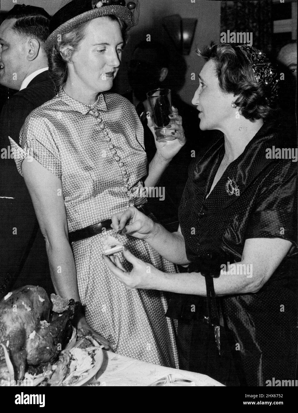 Mrs. Carlos Zalapa (left), wife of the Consul for Brazil, and Mme. E ...