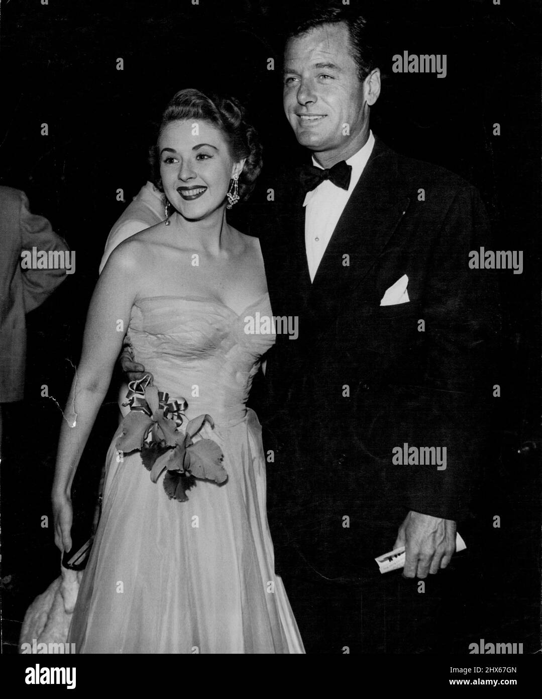Mala Powers, Gig Young. June 10, 1955 Stock Photo - Alamy