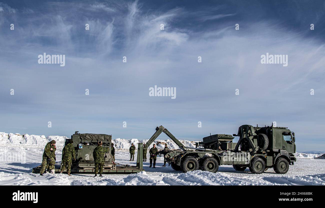Canadian Army Soldiers with 4th Artillery Regiment, stage a mid range ...