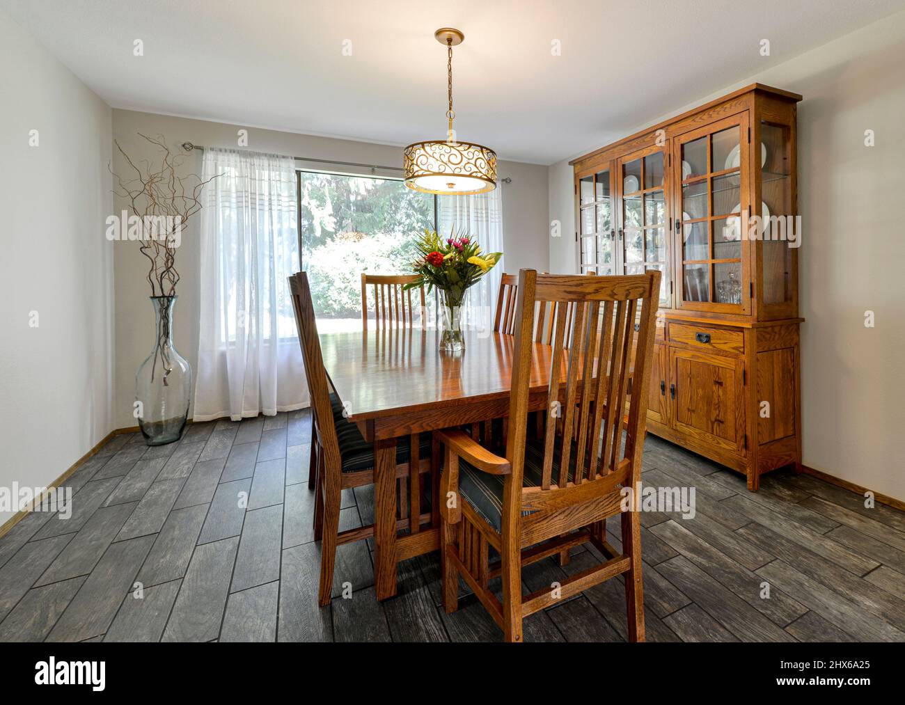 Modern residential dining room interior Stock Photo - Alamy
