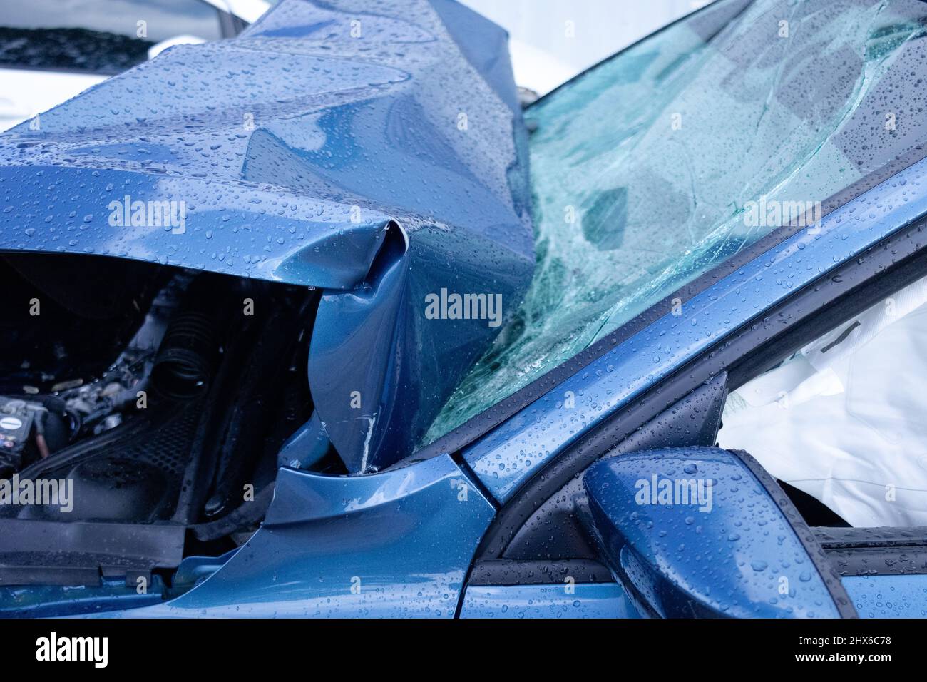 Car crumple zones hi-res stock photography and images - Alamy