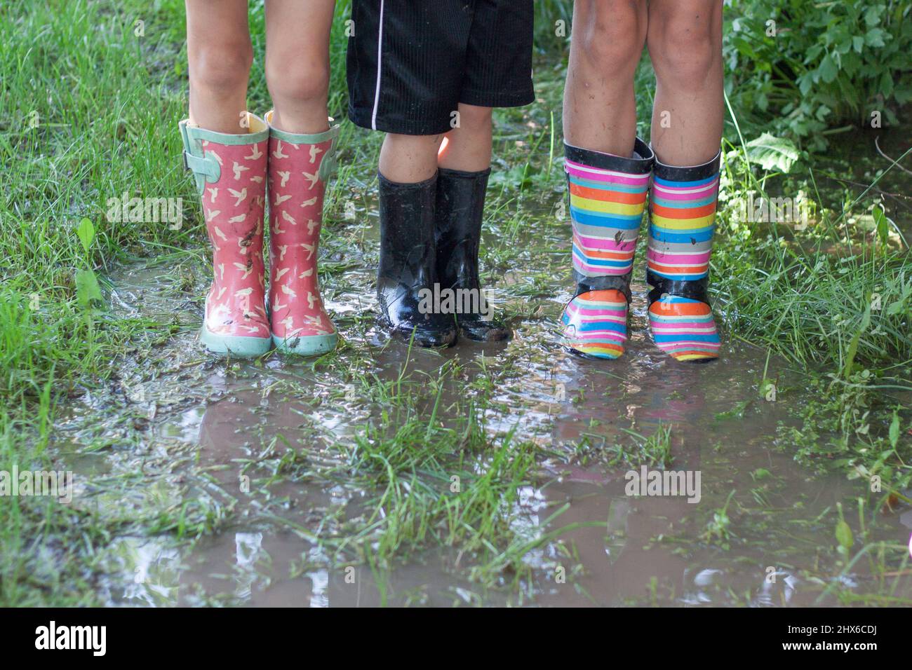 Kids playing in puddle hi-res stock photography and images - Alamy