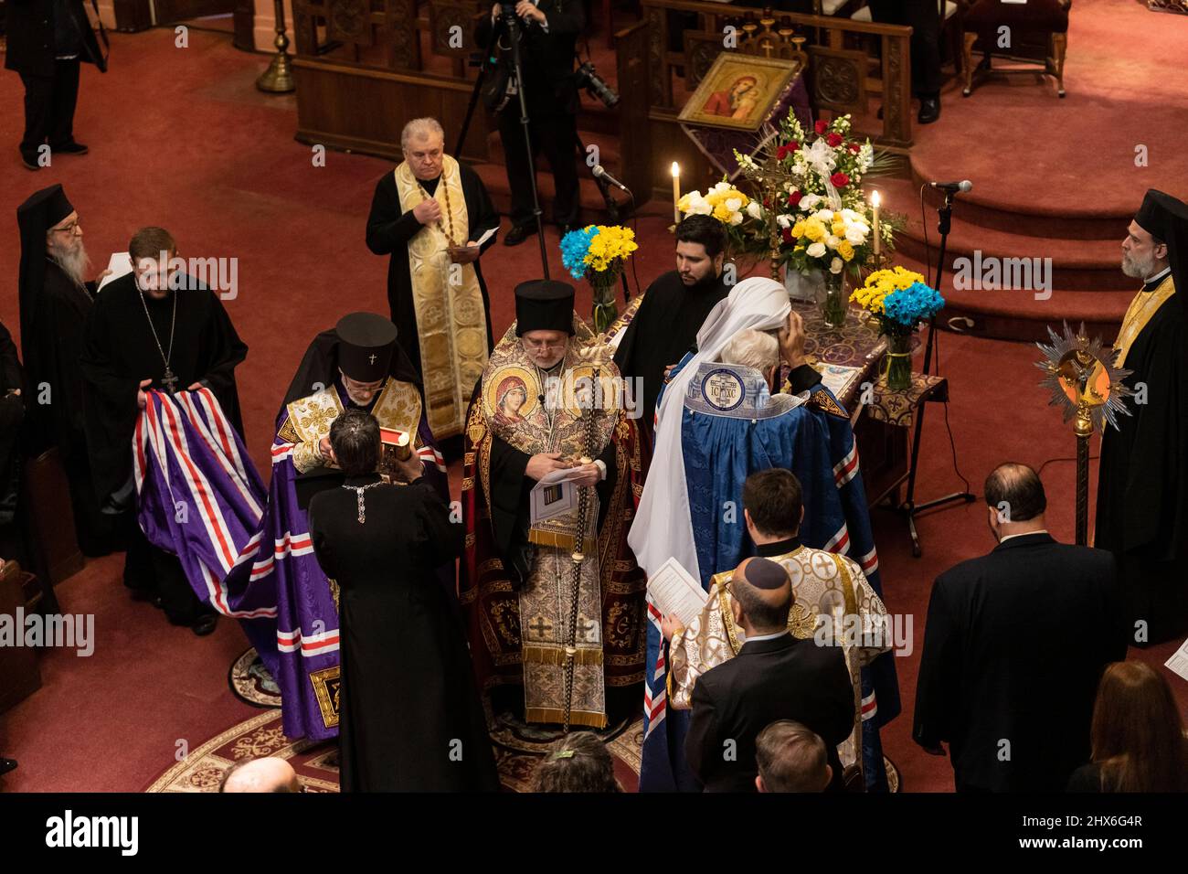Purple robe church hi-res stock photography and images - Alamy