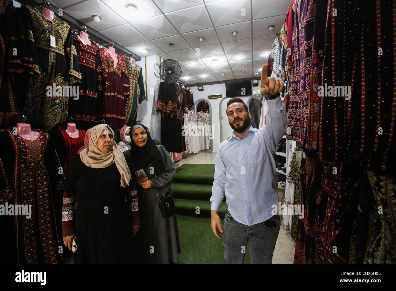 Palestinian man in traditional clothes hi-res stock photography and ...