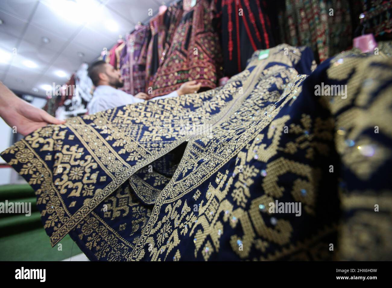 Palestinian man in traditional clothes hi-res stock photography and ...