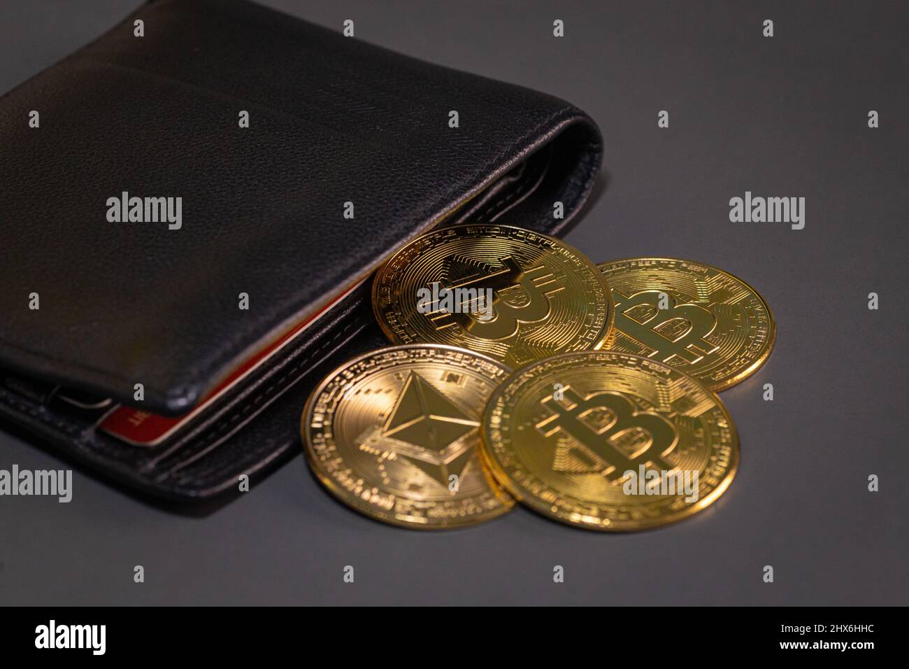 Money falling out of wallet hi-res stock photography and images - Alamy
