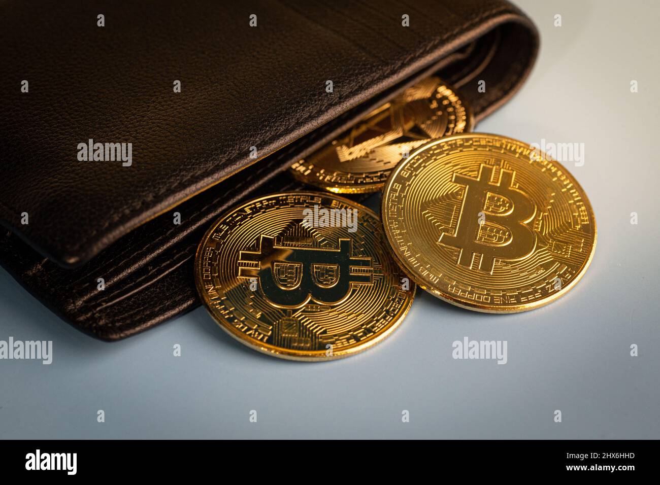 Money falling out of wallet hi-res stock photography and images - Alamy