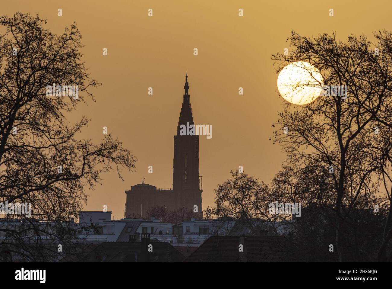 FRANCE, Alsace, Bas-Rhin (67), Strasbourg, Sunset behind Strasbourg ...
