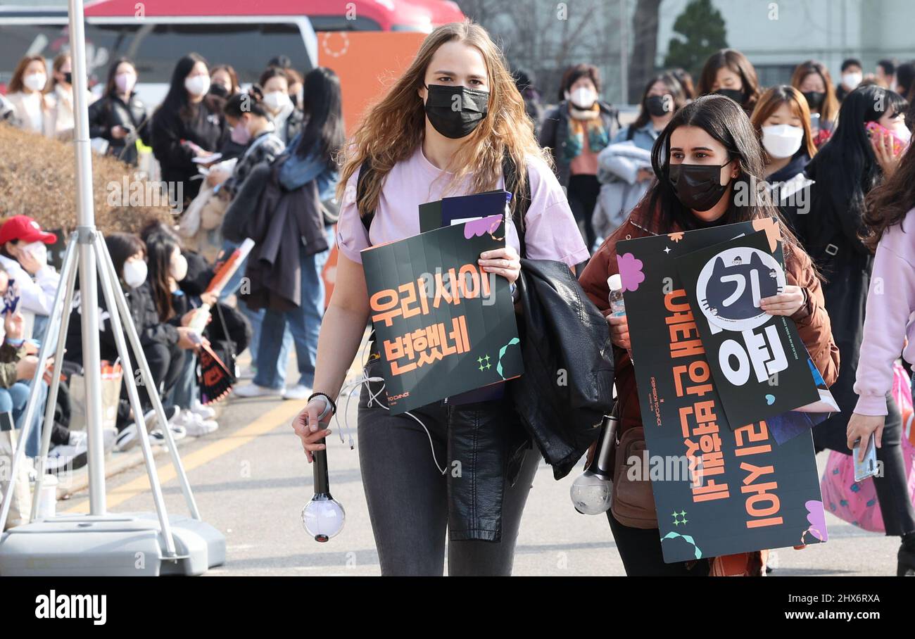10th Mar, 2022. BTS concert in Seoul BTS fans flock to Jamsil Olympic ...