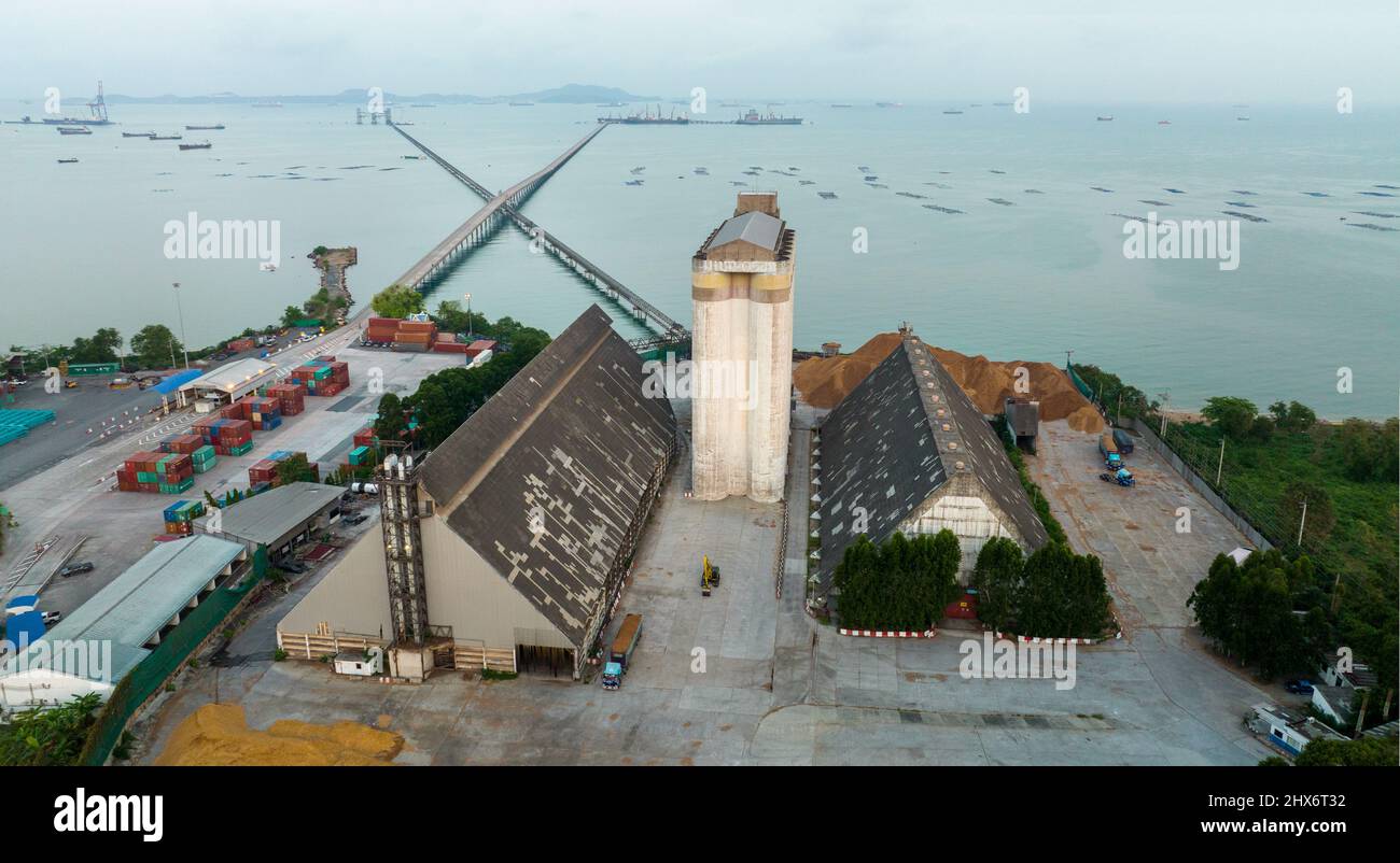 Loading log ship hi-res stock photography and images - Alamy