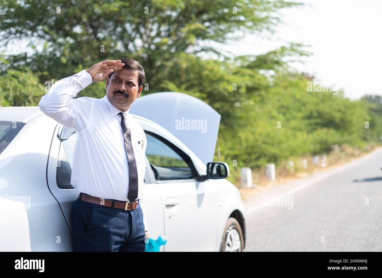 Mechanic roadside repair hi-res stock photography and images - Alamy