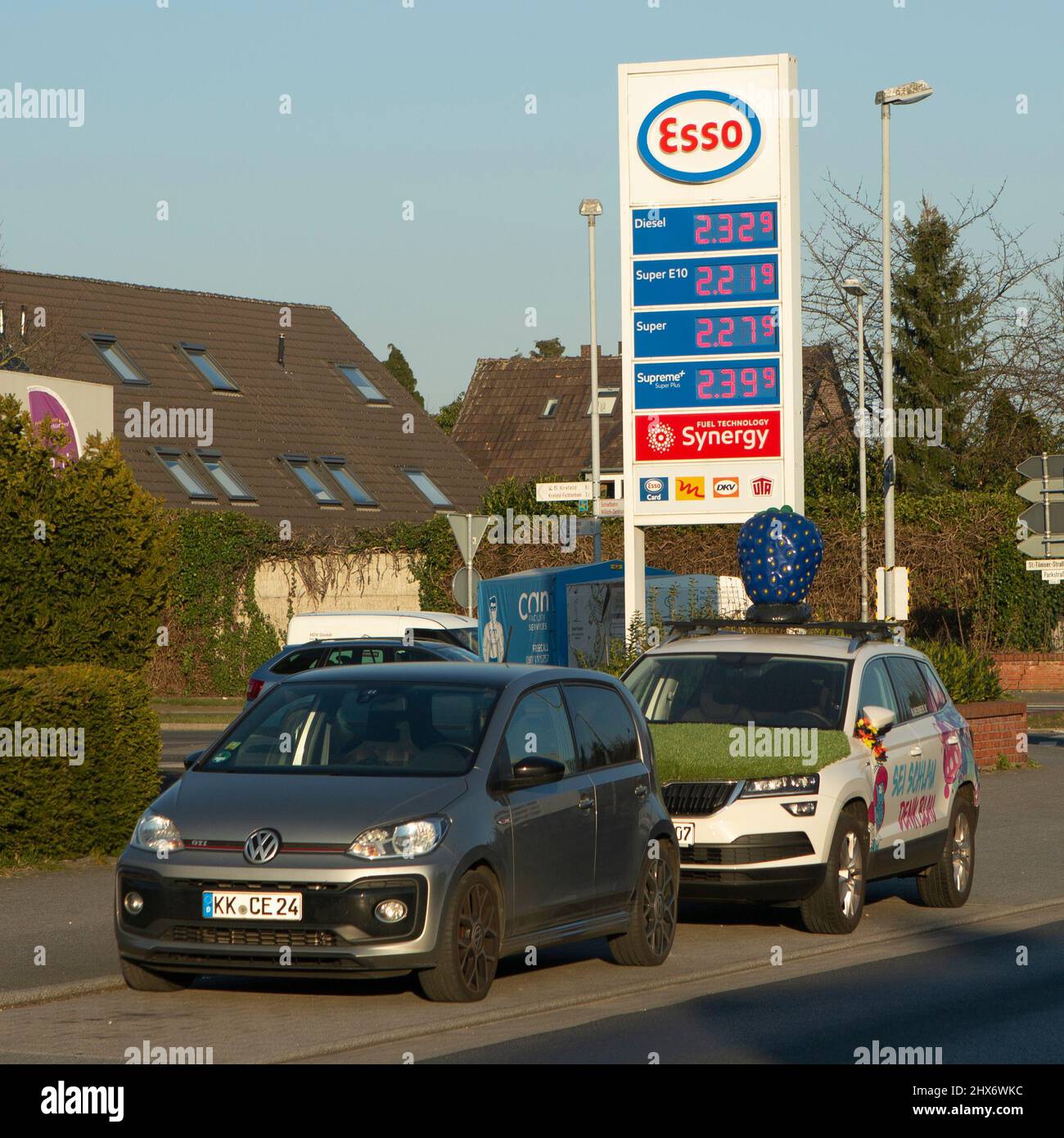 Benzinpreise an einer Tankstelle in Willich. Durch den Ukrainekrieg ...
