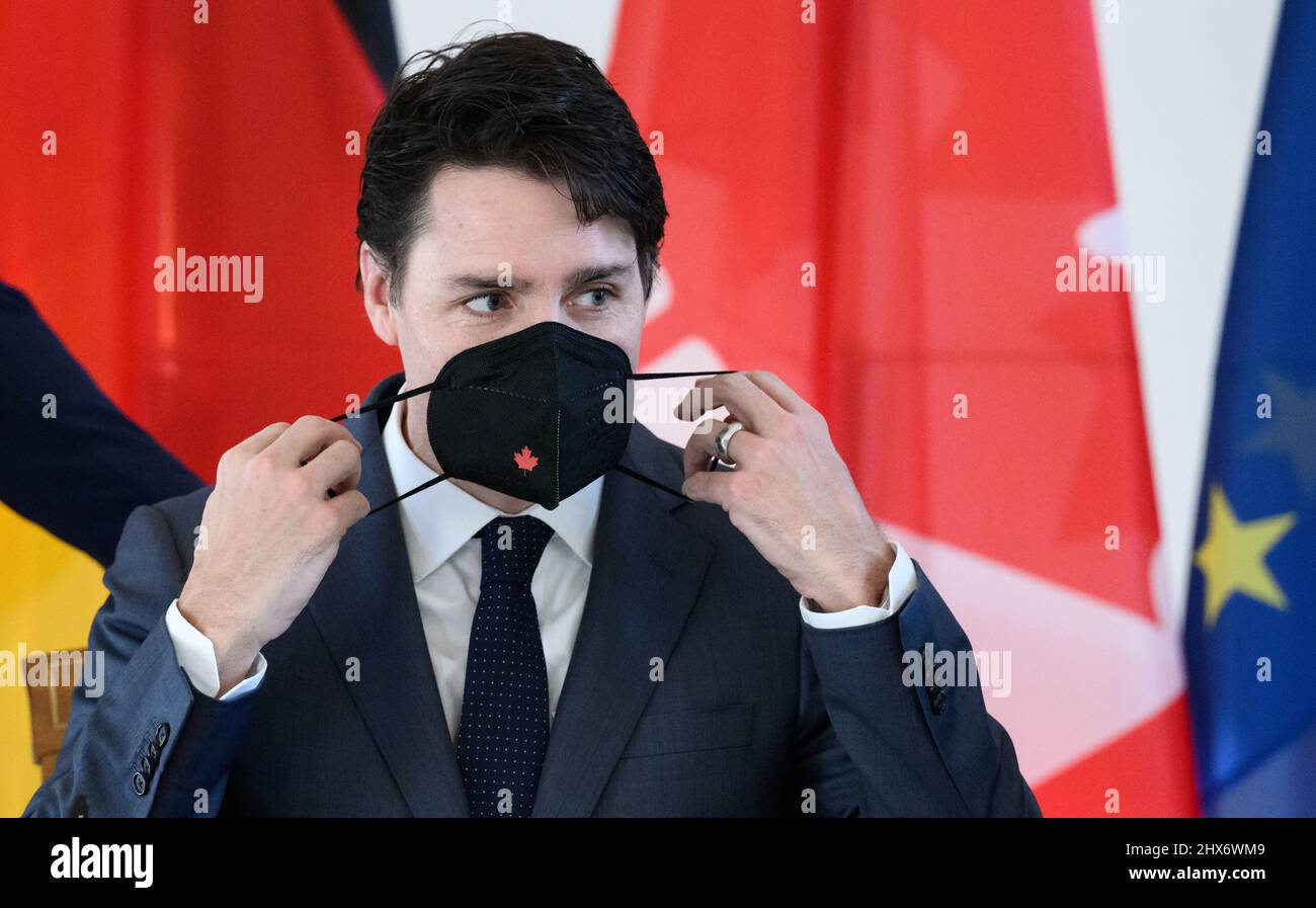 Justin trudeau mask hi-res stock photography and images - Alamy