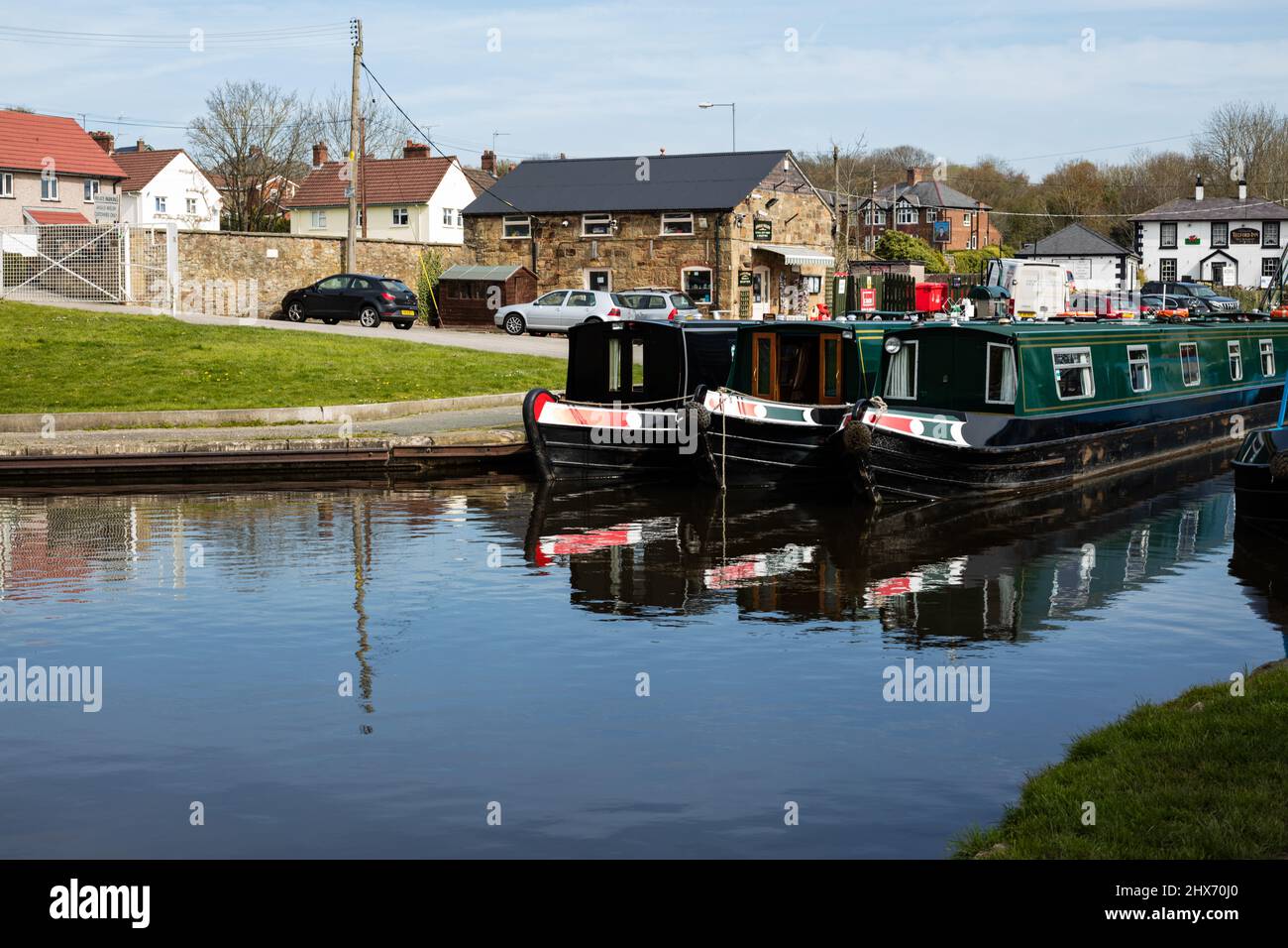 Trevor canal basin hi-res stock photography and images - Alamy