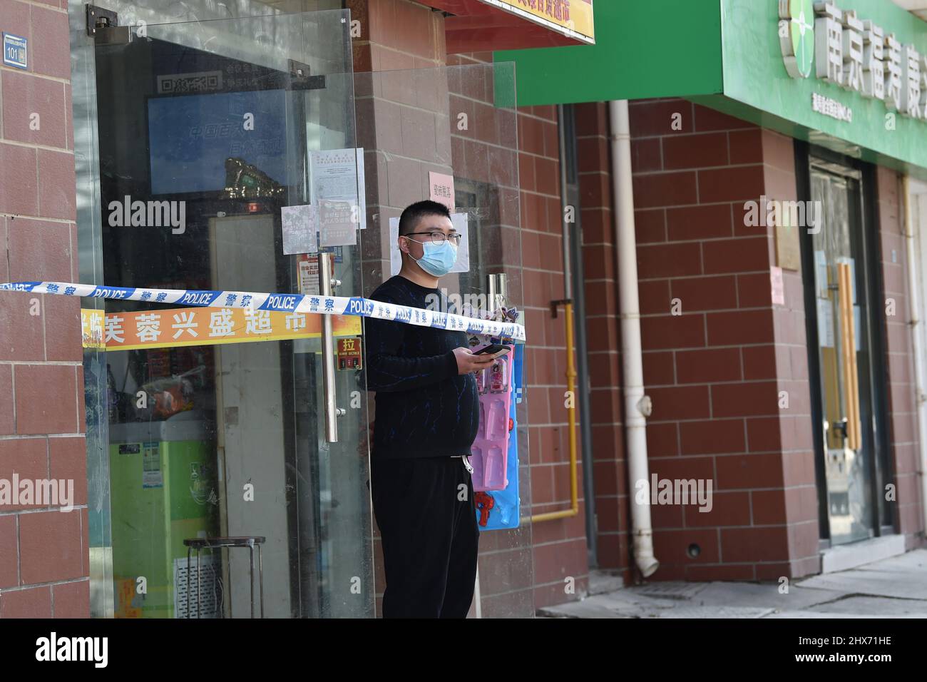 Chinese shop assistant hi-res stock photography and images - Alamy