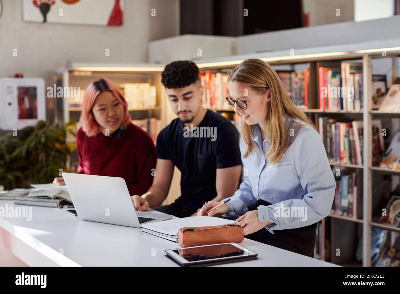 Students working computer library hi-res stock photography and images ...