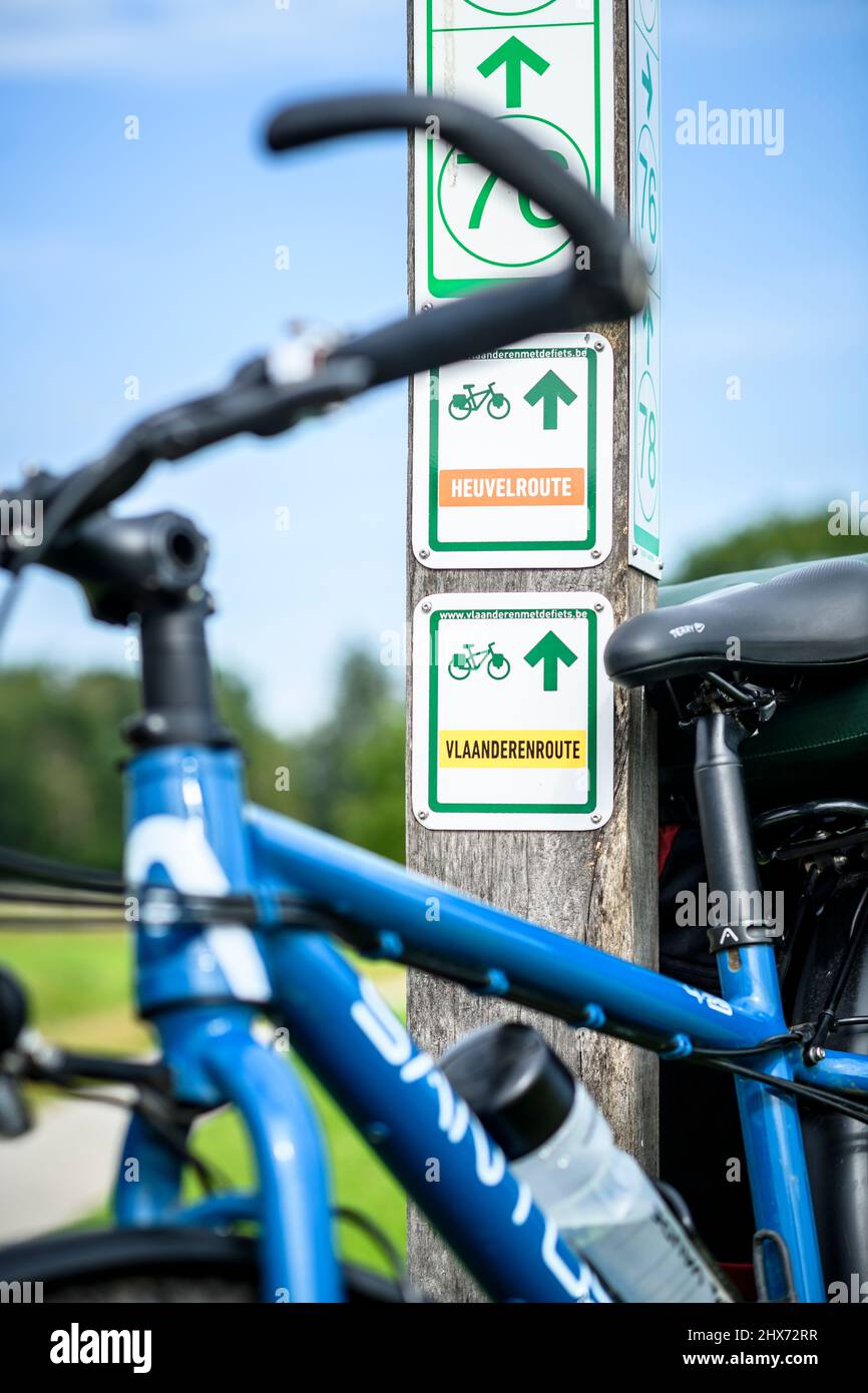 Bike route signpost hi-res stock photography and images - Alamy