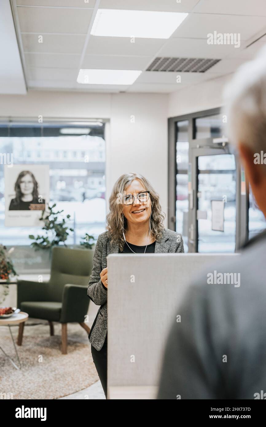 Work people talking positive hi-res stock photography and images - Alamy