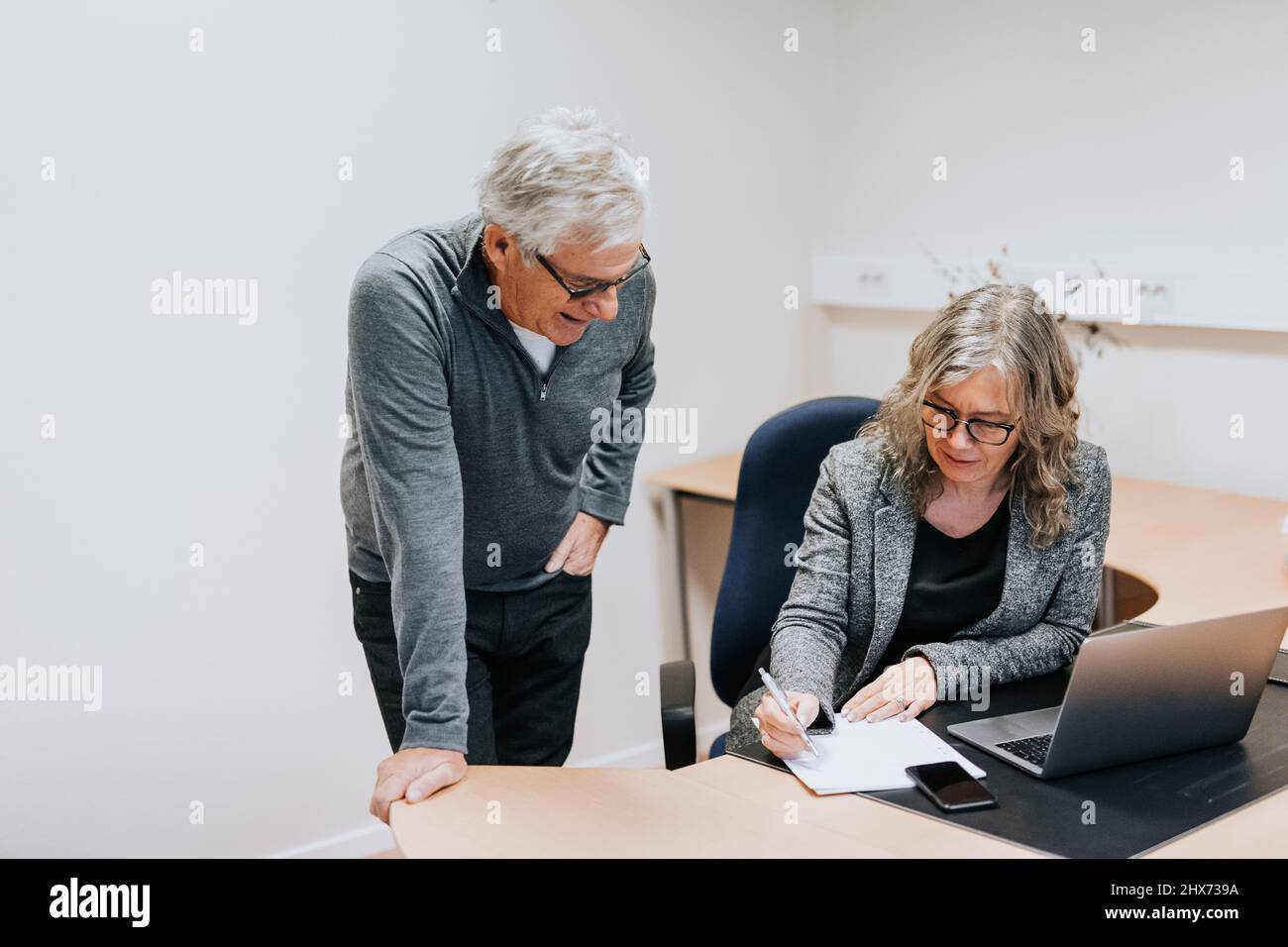 Old man talking colleague hi-res stock photography and images - Alamy