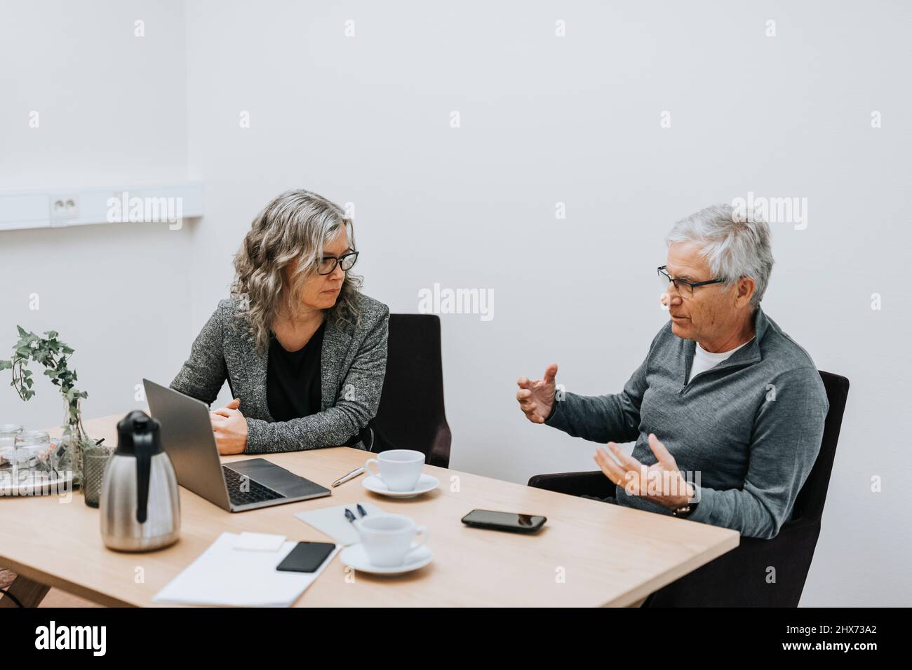 Old man talking colleague hi-res stock photography and images - Alamy