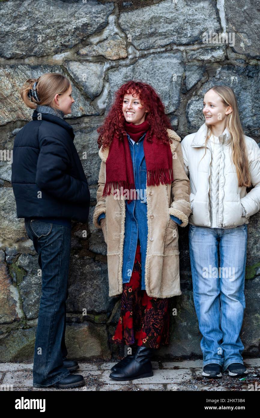 Friends vertical hi-res stock photography and images - Alamy