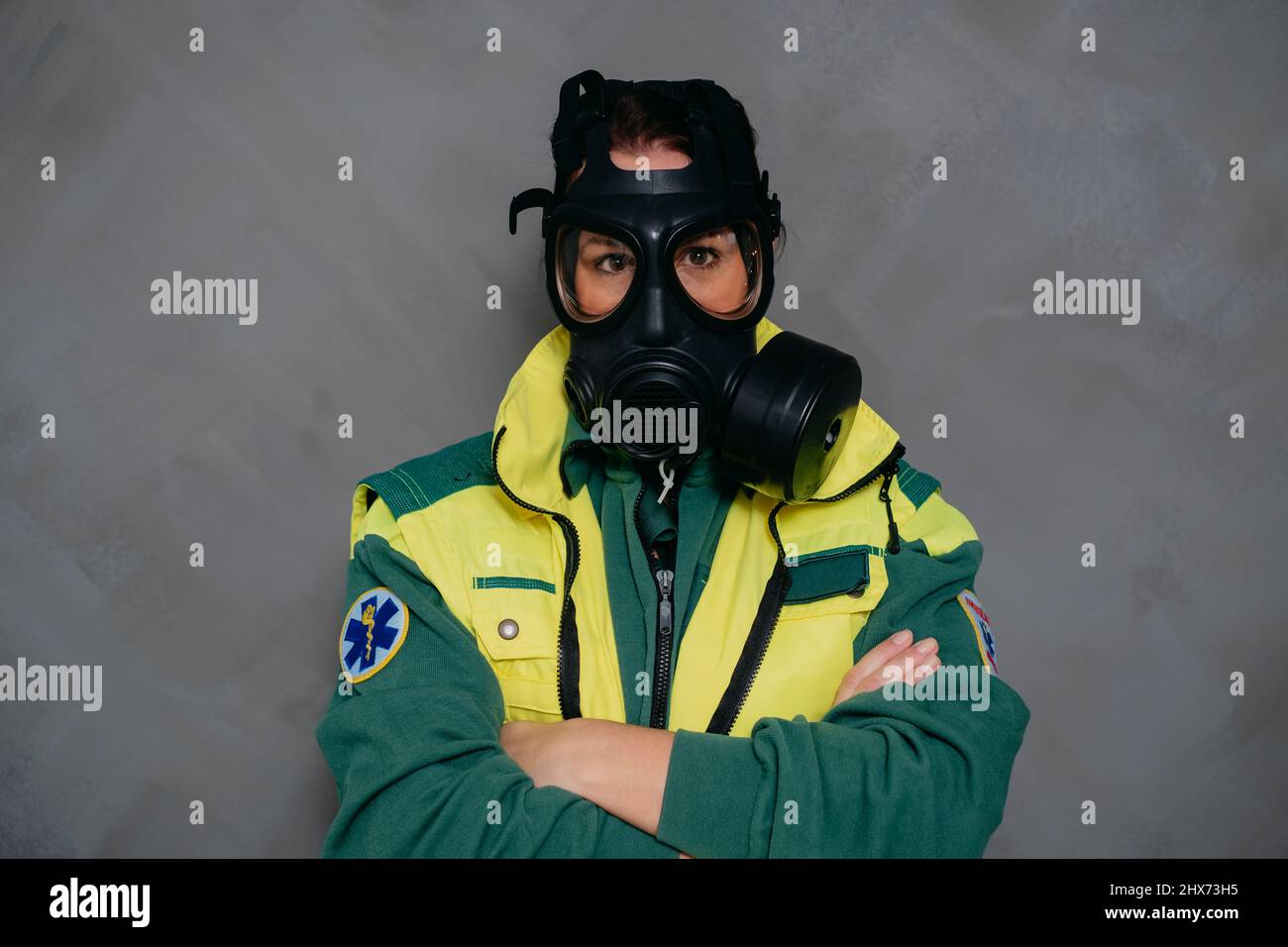 Portrait of ambulance staff wearing face mask Stock Photo - Alamy