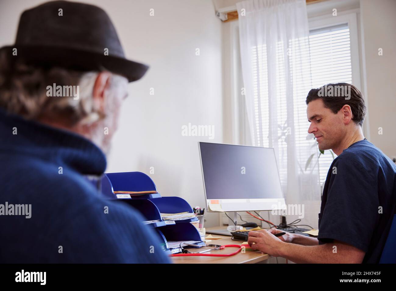 Doctor appointment conversation hi-res stock photography and images - Alamy