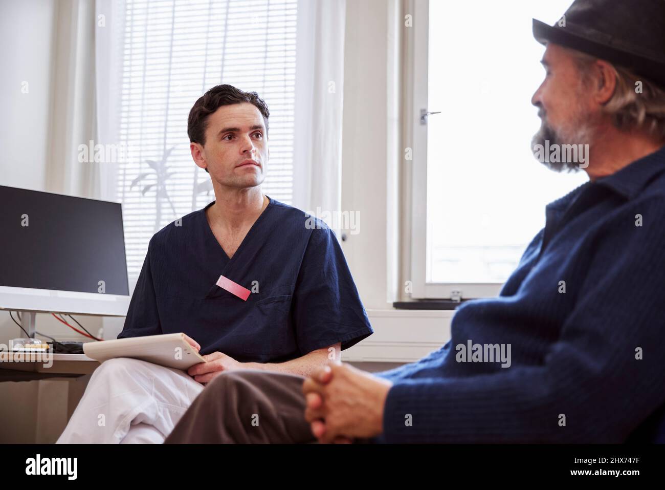 Two doctors having discussion hi-res stock photography and images - Alamy