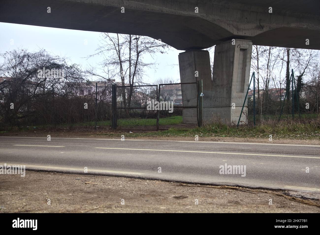 Road under a bridge hi-res stock photography and images - Alamy